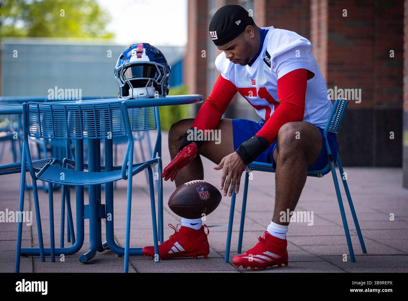 New York Giants linebacker Abdul Carter (51) takes a break after the ...