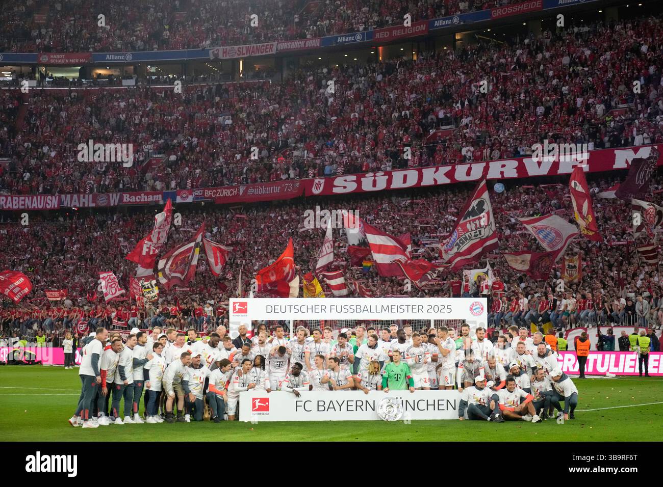 Bayern Munich players pose with the championship shield after the ...