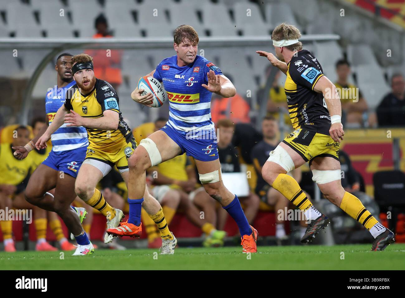 CAPE TOWN, SOUTH AFRICA - MAY 10: Evan Roos of DHL Stormers attempts to ...