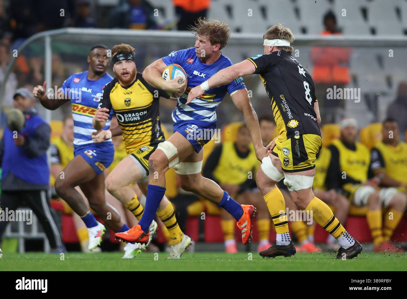 CAPE TOWN, SOUTH AFRICA - MAY 10: Evan Roos of DHL Stormers attempts to ...