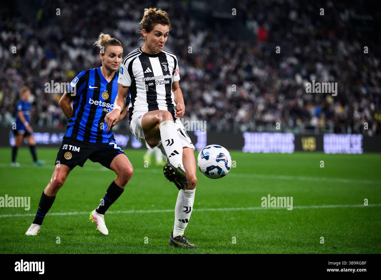 Turin, Italia. 10th May, 2025. Juventus' Cristiana Girelli competes for ...