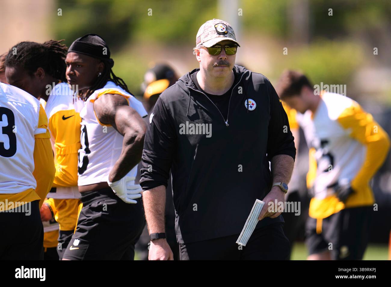 Pittsburgh Steelers offensive coordinator Arthur Smith, center ...