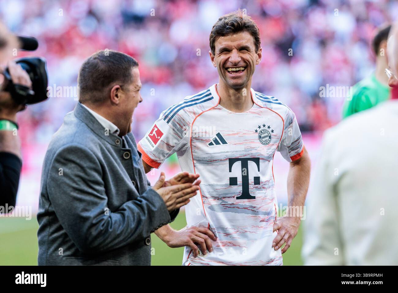 Max Eberl (Sportvorstand FC Bayern M?nchen) lachend mit Thomas M?ller (FC Bayern M?nchen, 25 ...