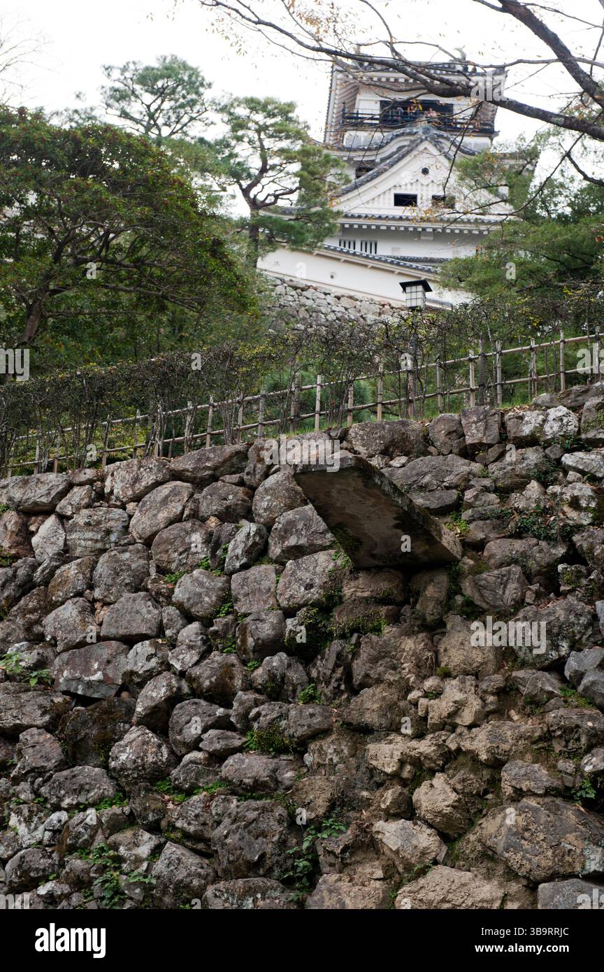 A protruding slab in the rock wall of Kochi Castle is a "sekihi" (石樋 ...
