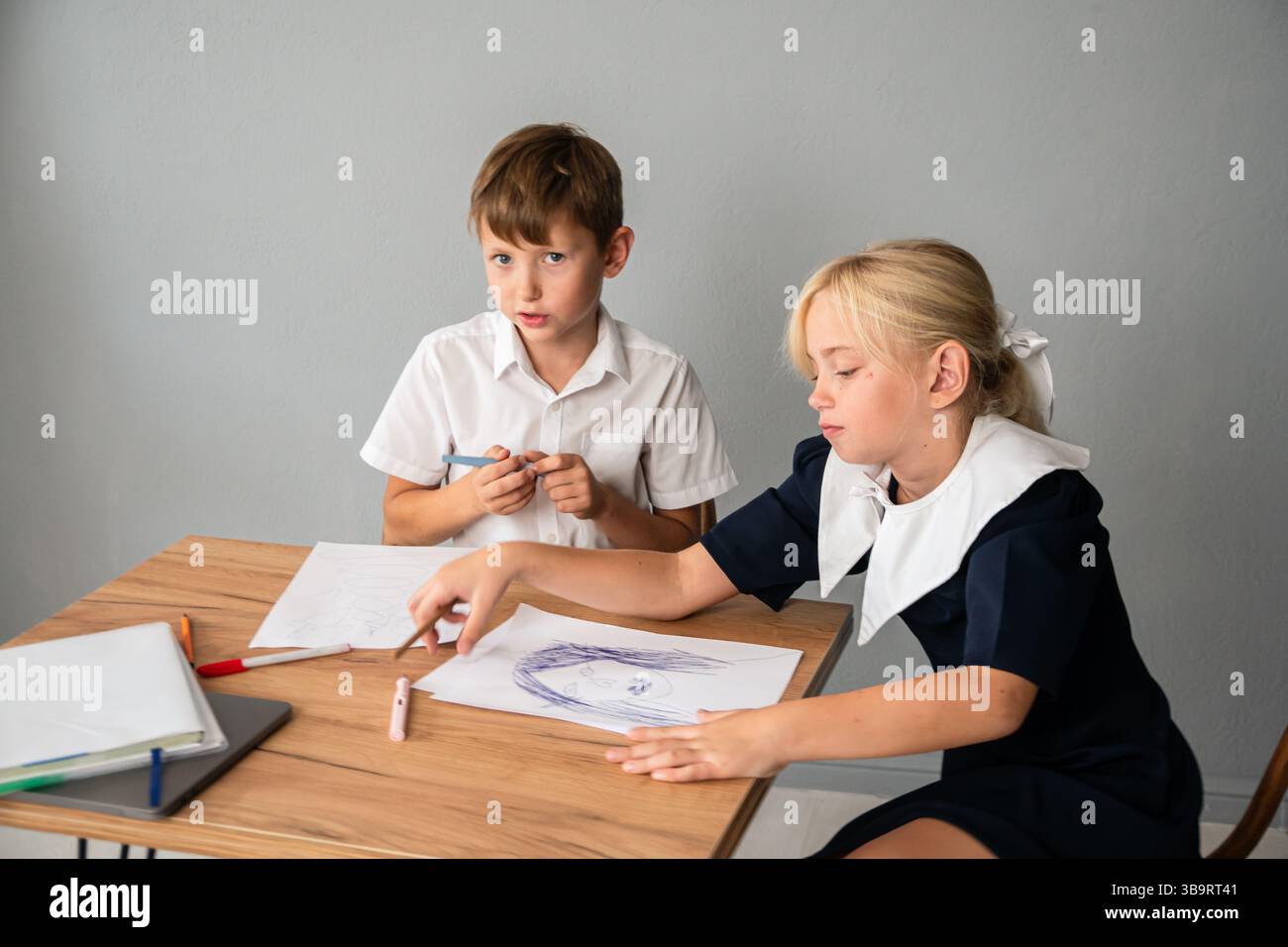 Children Drawing Classroom Students working together on an art project ...