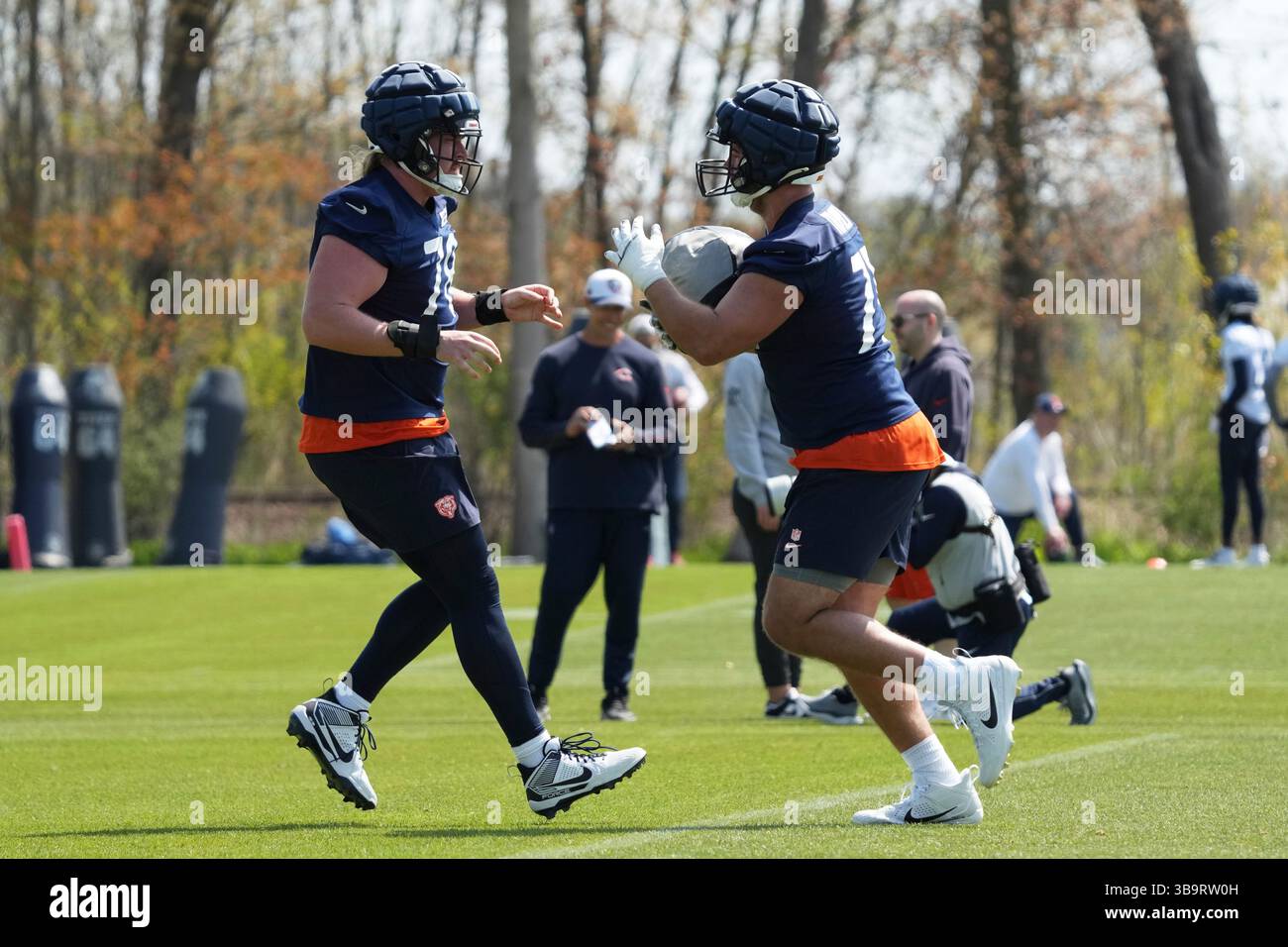 Chicago Bears offensive lineman Ozzy Trapilo, right, works with ...