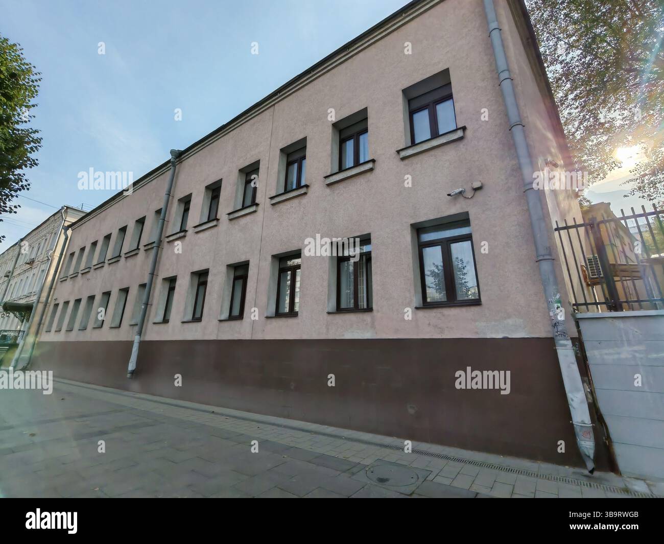 Plain two story building hi-res stock photography and images - Alamy