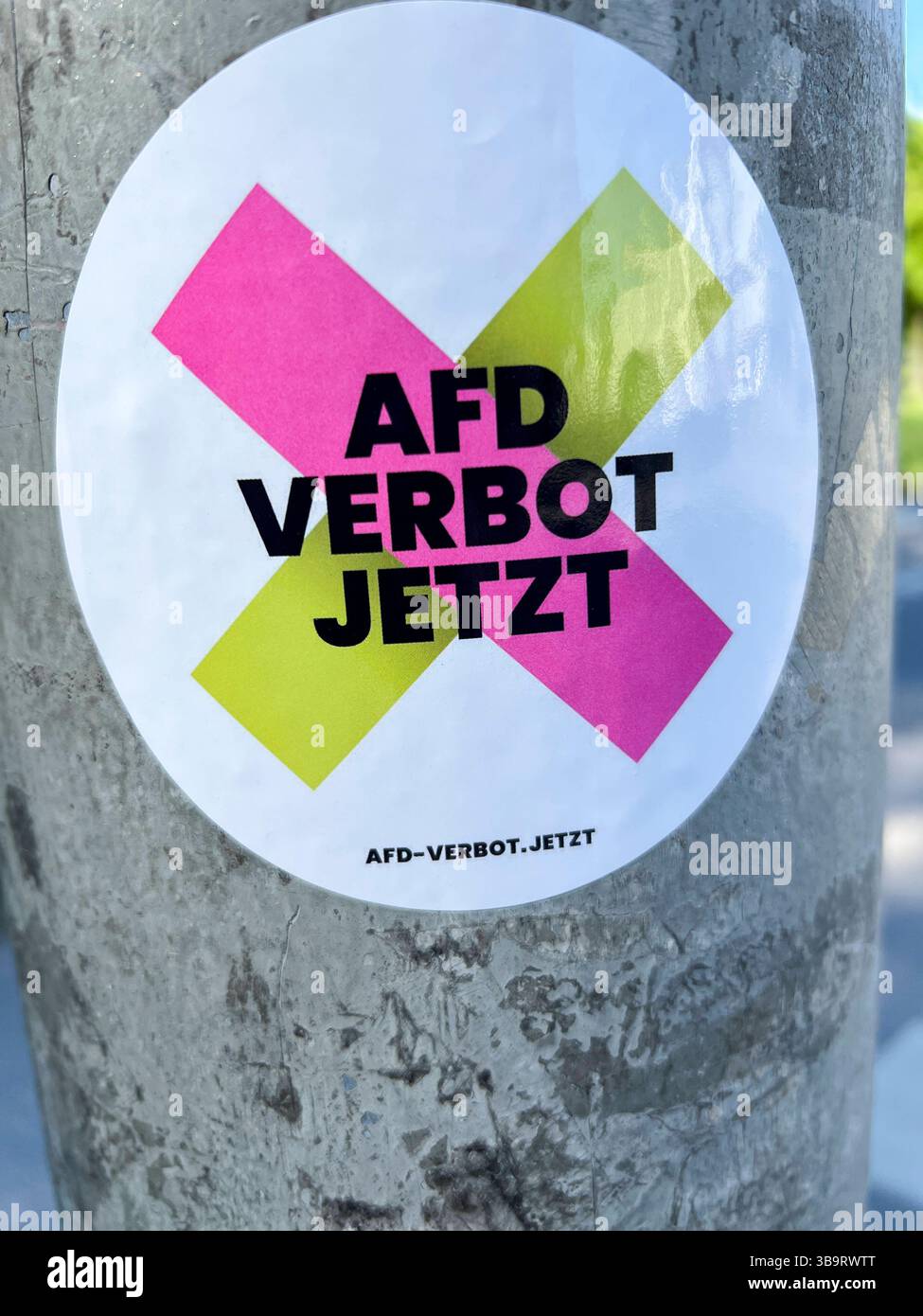 Aufkleber: AfD-Verbot Aufkleber an einem Laternenmasten in München ...