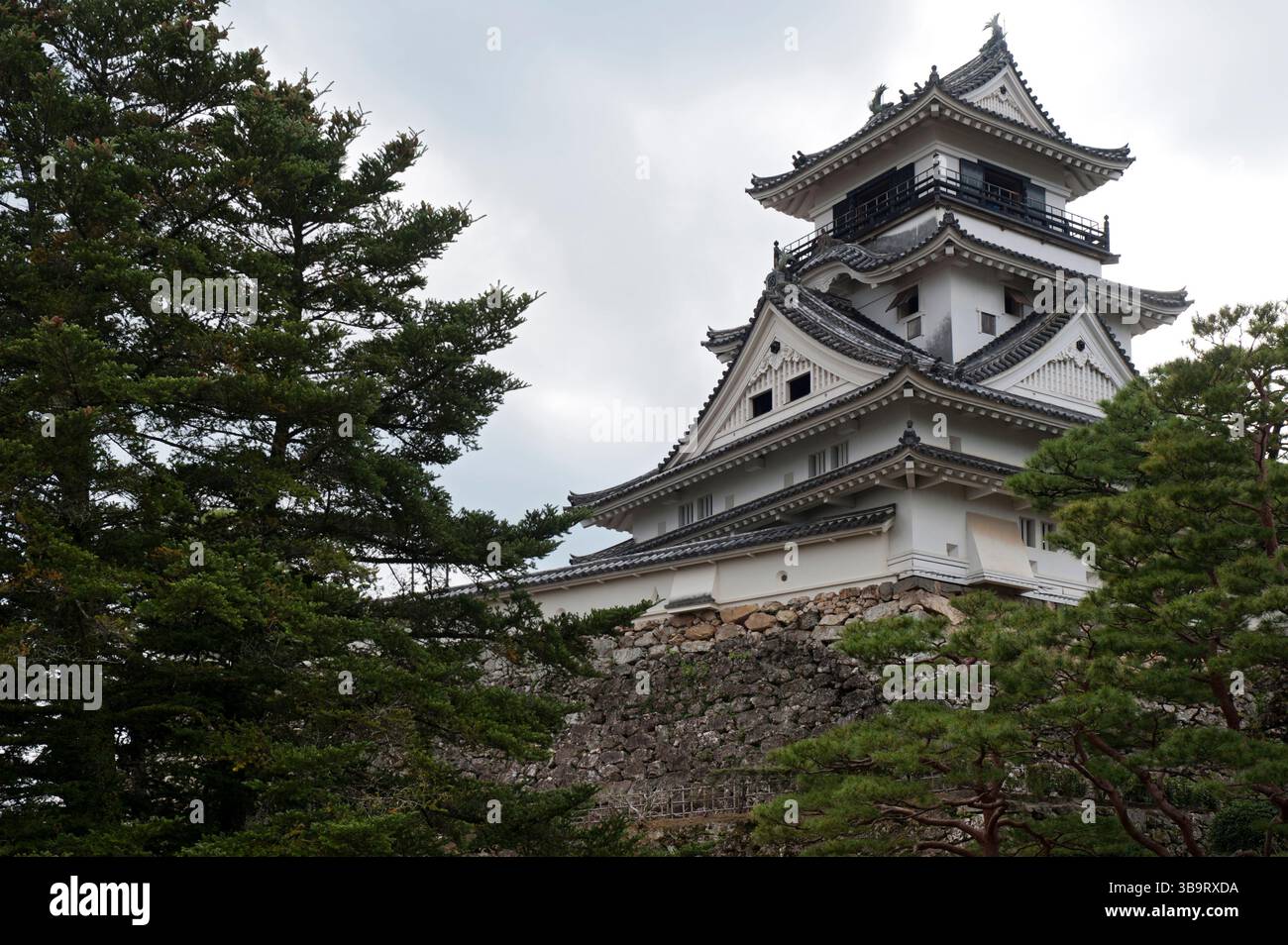 The Kochi Castle (高知城) "tenshu" (main tower, main keep or donjon) is an ...