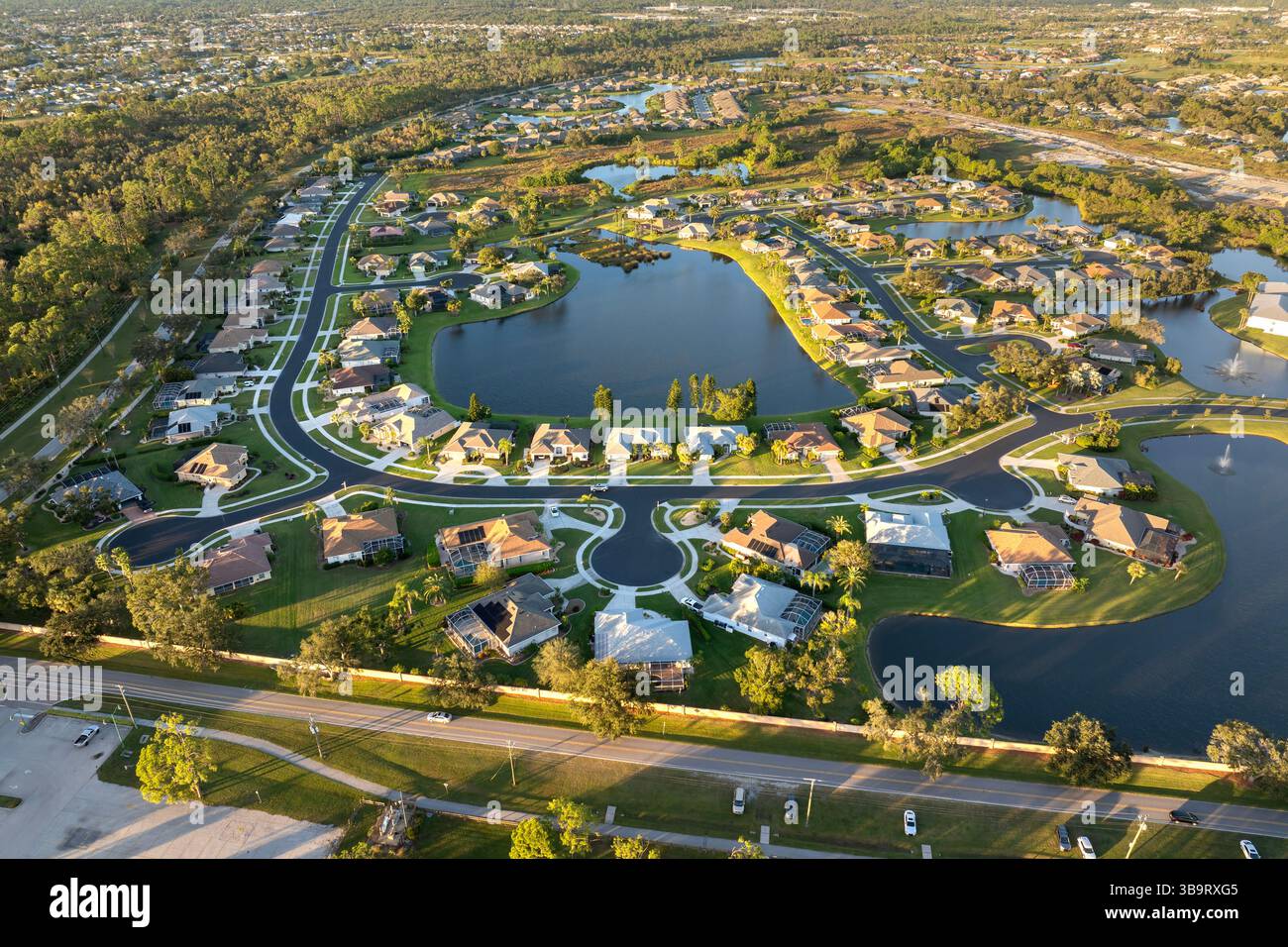 Rich neighborhood with expensive residential homes in southwest Florida ...