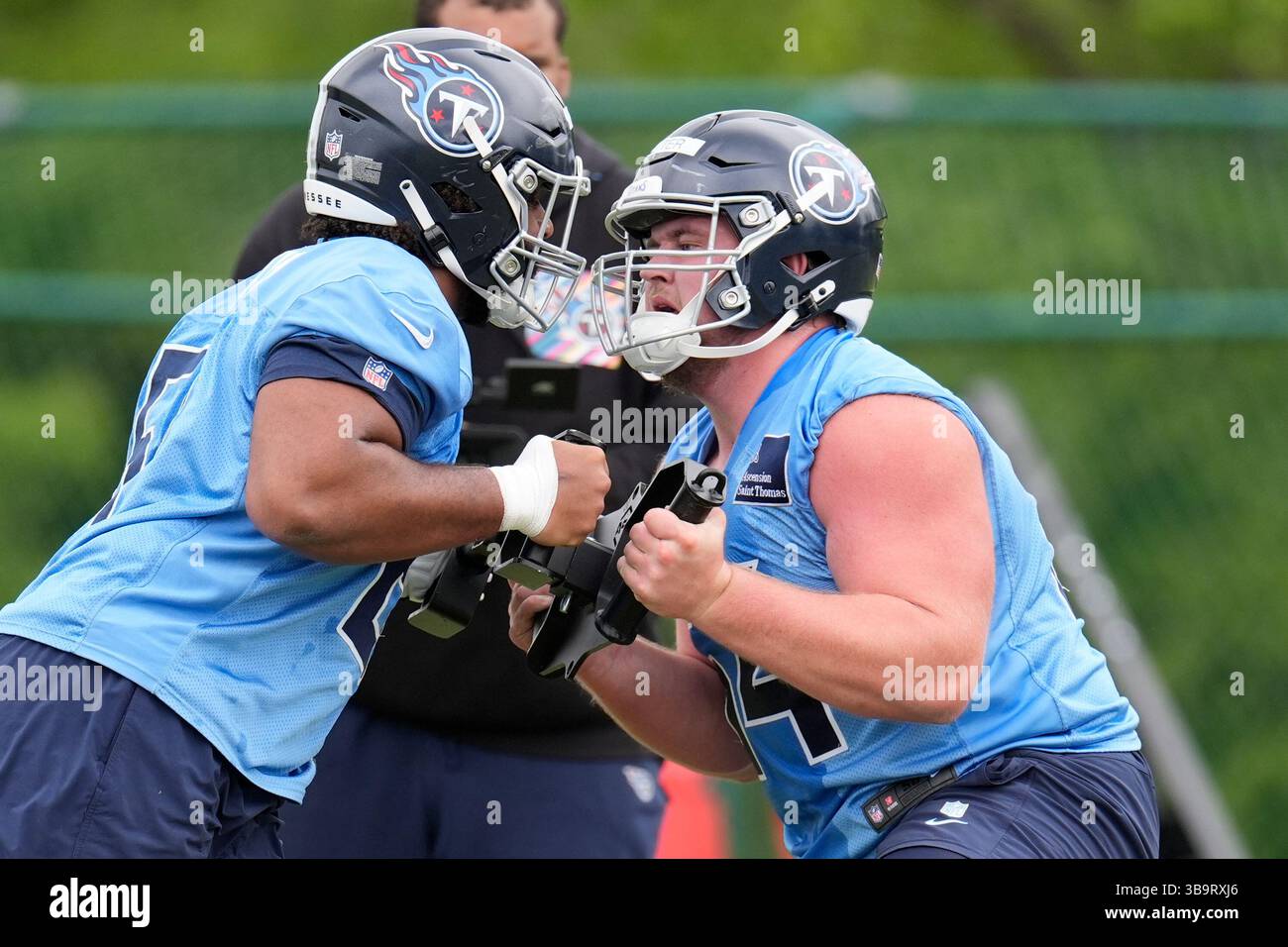 Tennessee Titans center Brandon Yates, left, and guard Jackson Slater ...