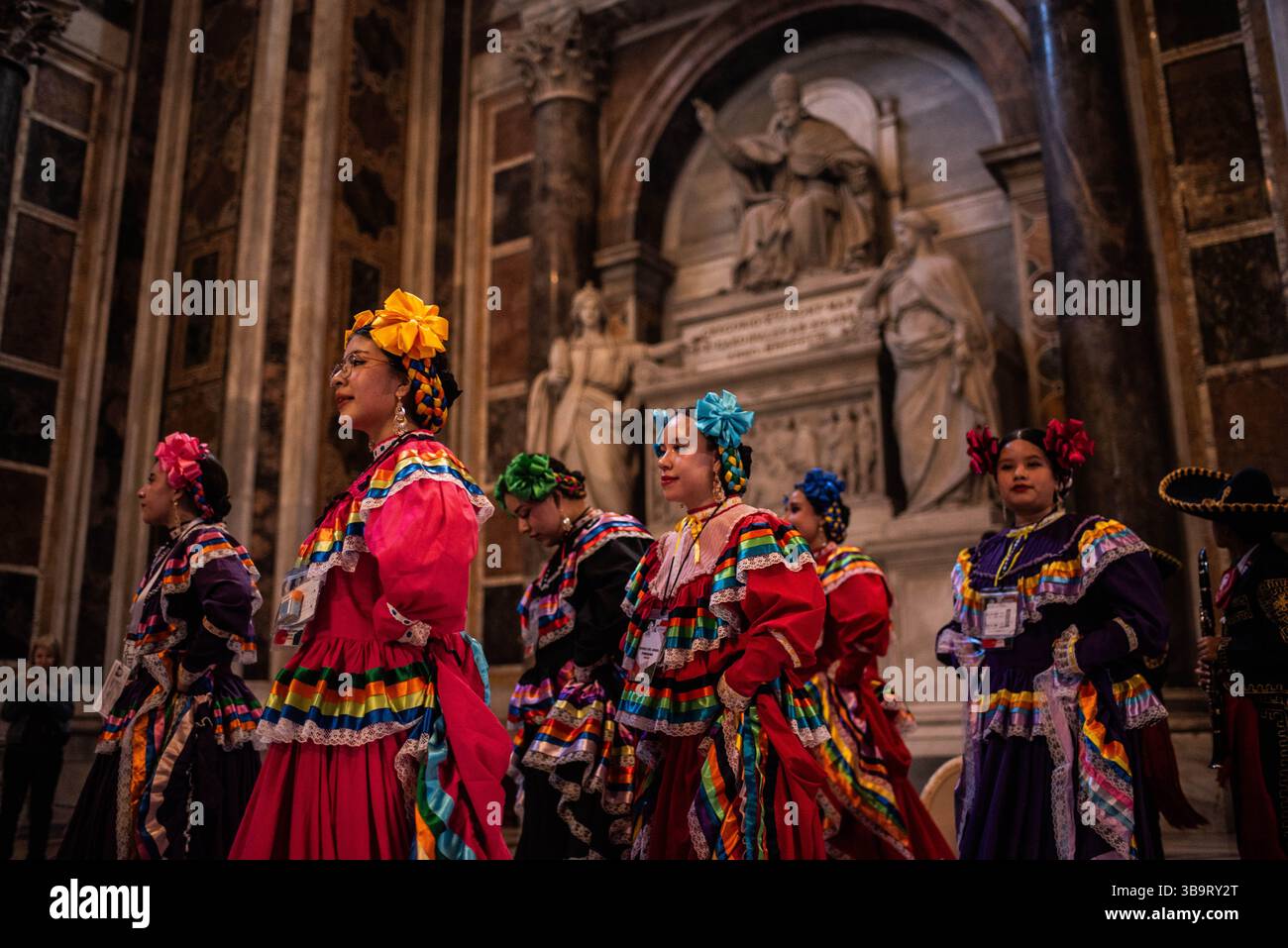 Vatican, Vatican, Vatican. 10th May, 2025. More than 50 Mexican ...