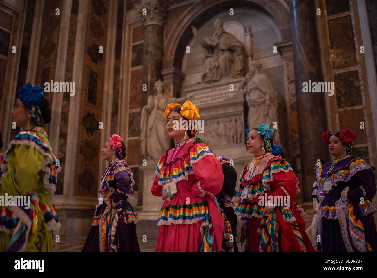 Vatican, Vatican, Vatican. 10th May, 2025. More than 50 Mexican ...