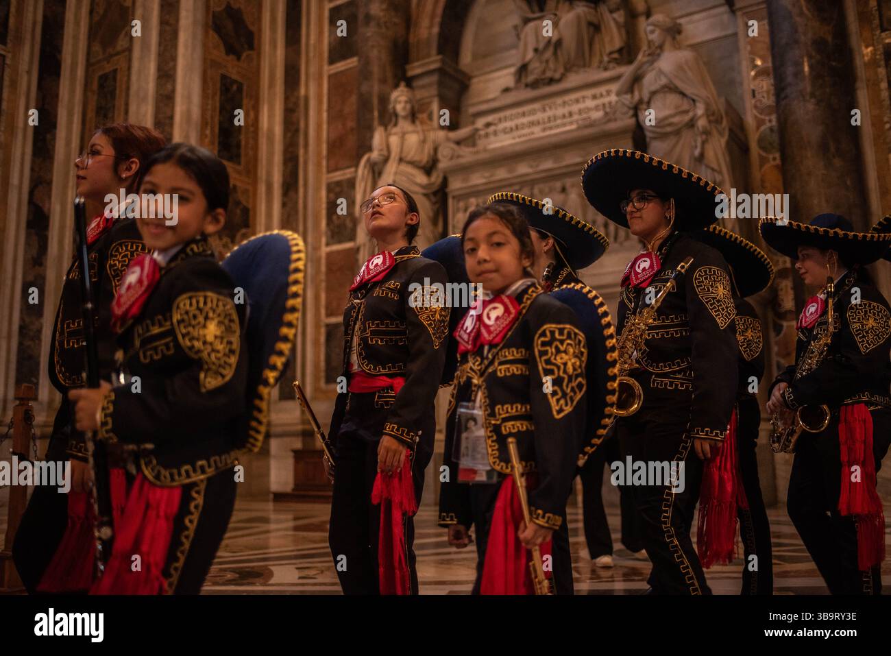 Vatican, Vatican, Vatican. 10th May, 2025. More than 50 Mexican ...