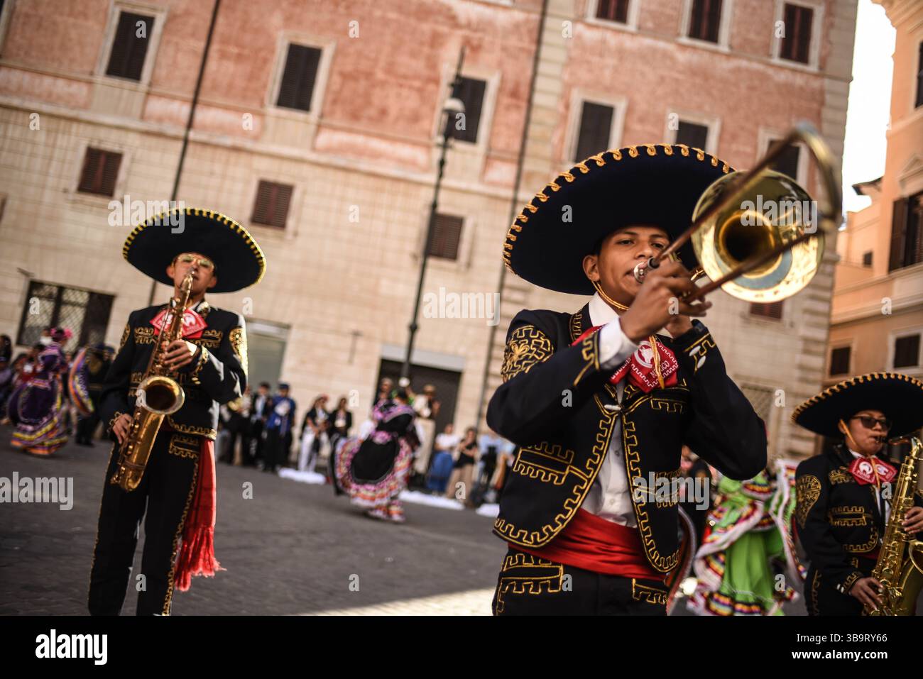 Vatican, Vatican, Vatican. 10th May, 2025. More than 50 Mexican ...