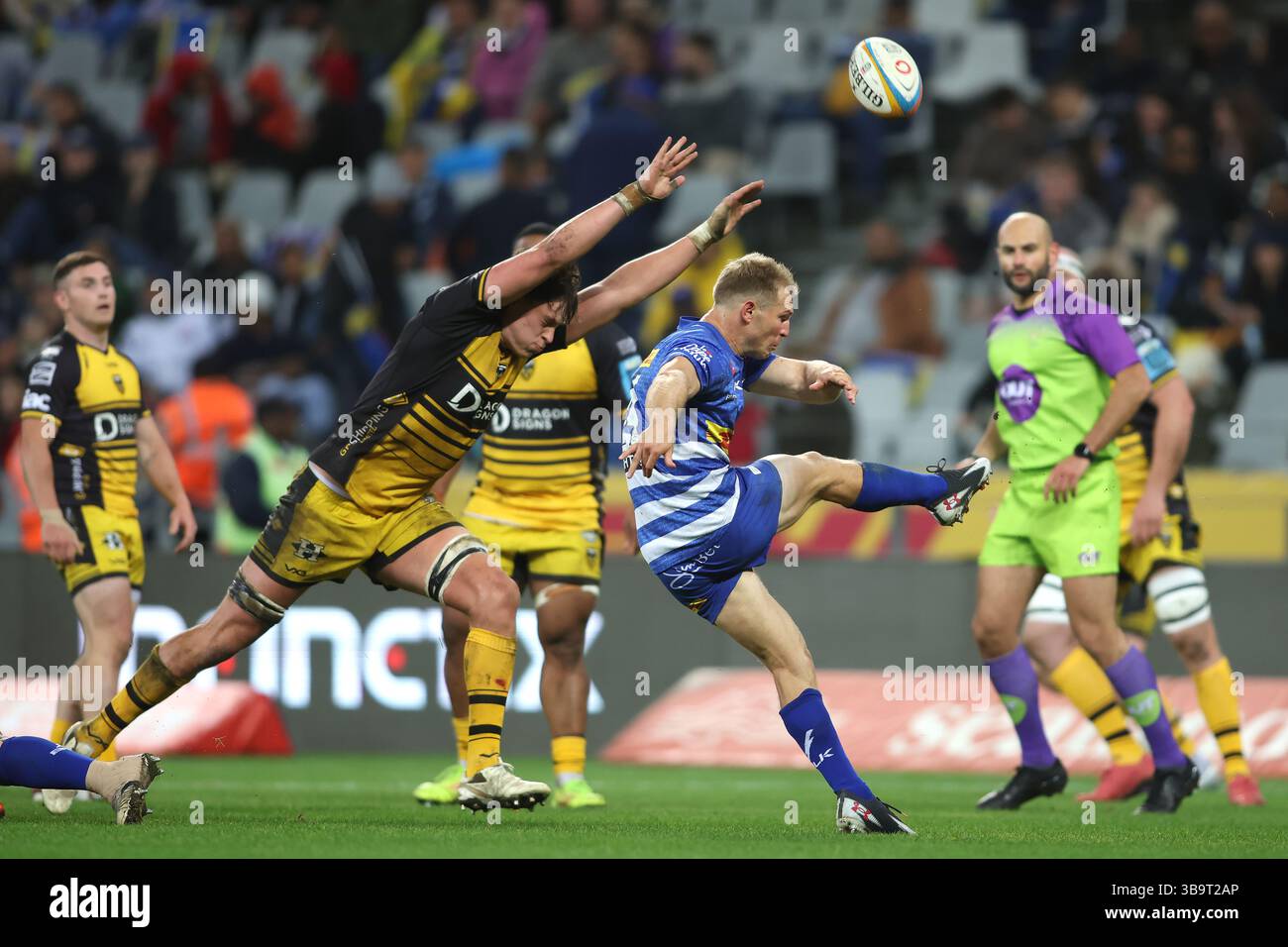 CAPE TOWN, SOUTH AFRICA - MAY 10: Paul de Wet of DHL Stormers clears ...