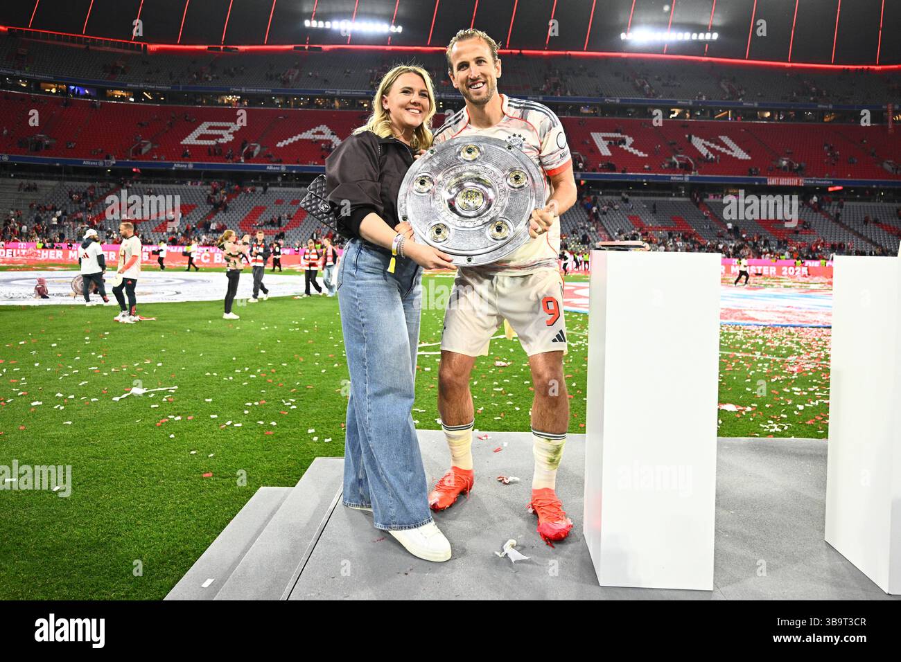 Bayern Munich's Harry Kane and wife Katie Goodland with The Bundesliga ...