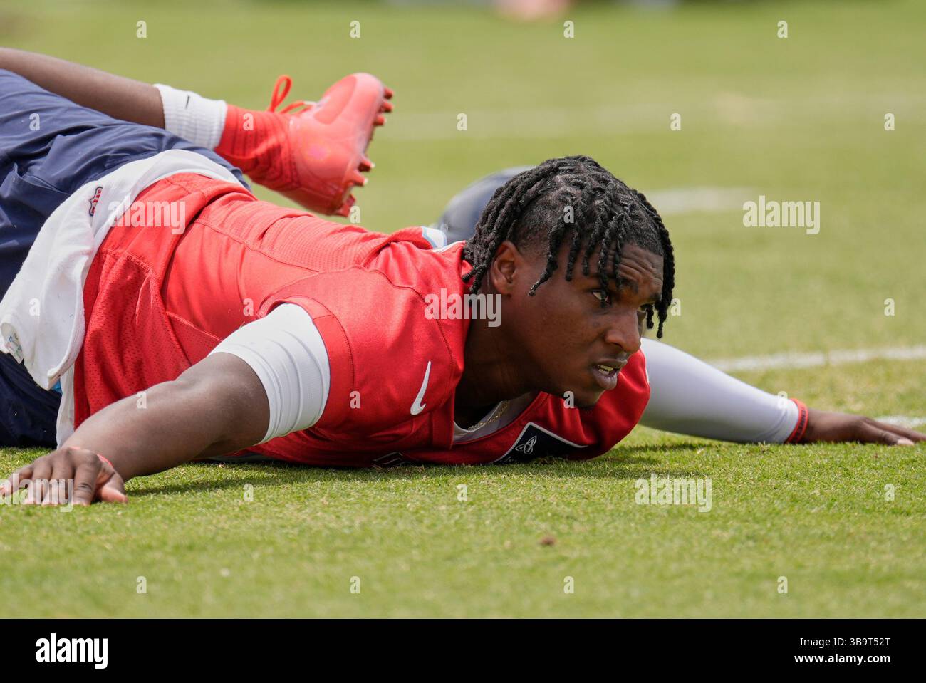 Tennessee Titans quarterback Cam Ward warms up during the NFL football ...