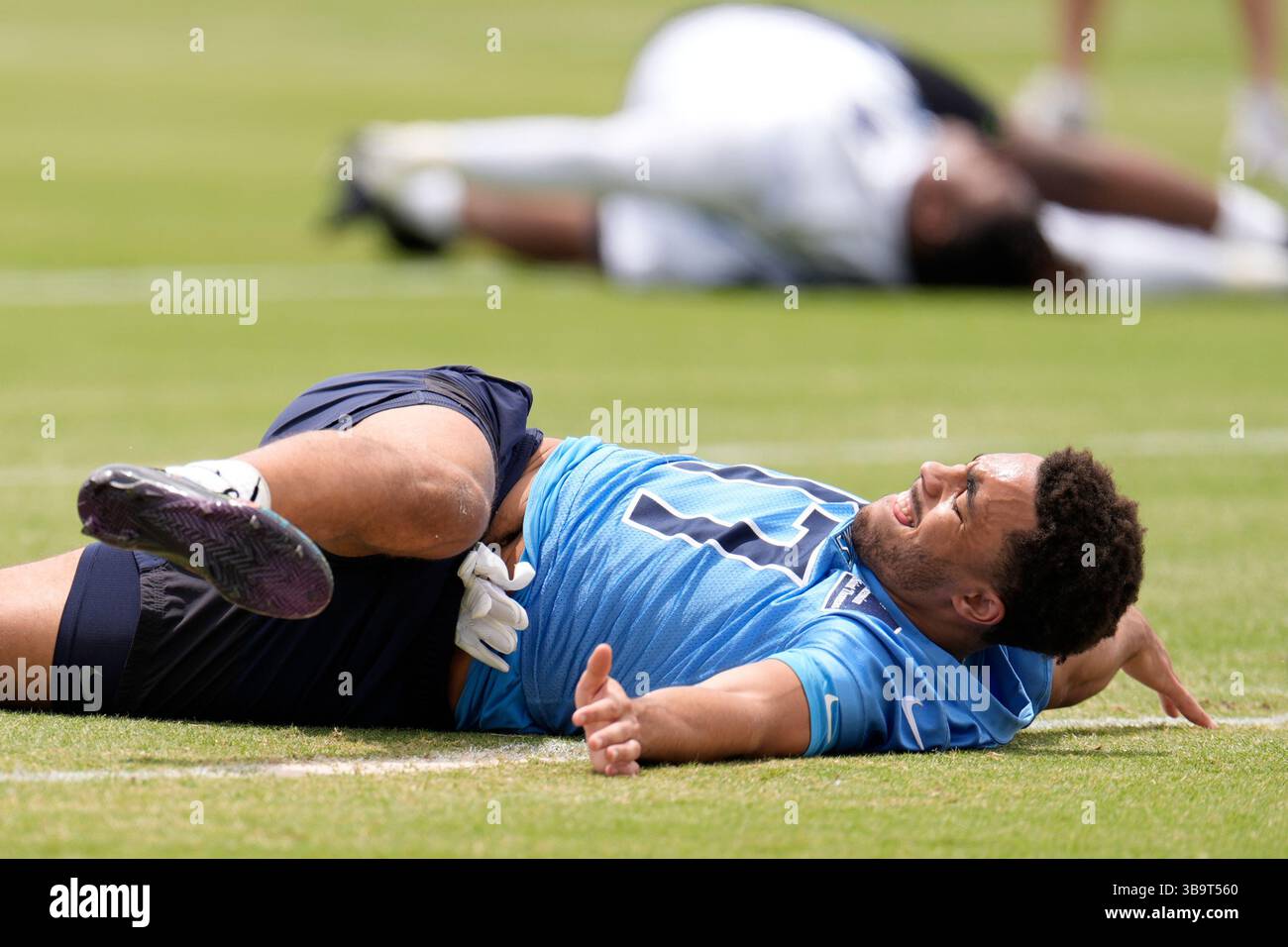 Tennessee Titans wide receiver Chimere Dike warms up during the NFL ...