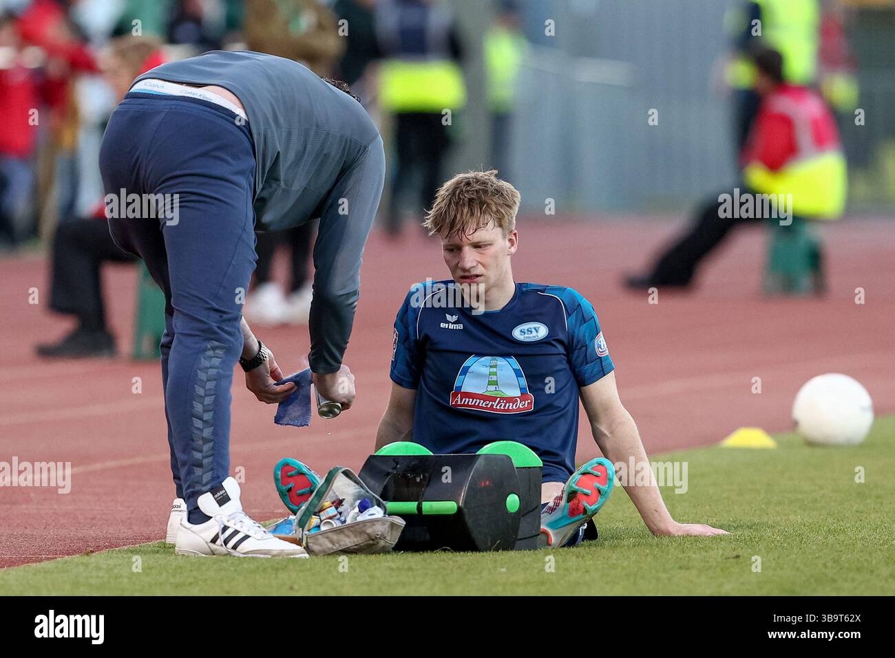 Bremen, Deutschland. 09th May, 2025. Tom Kanowski (SSV Jeddeloh II, 23) wird verletzt behandelt ...
