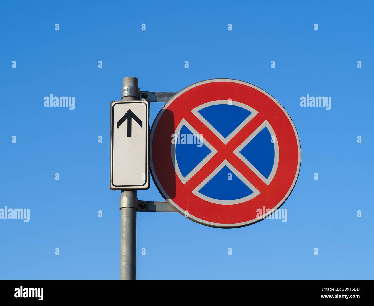 no parking and no stopping traffic sign Stock Photo - Alamy