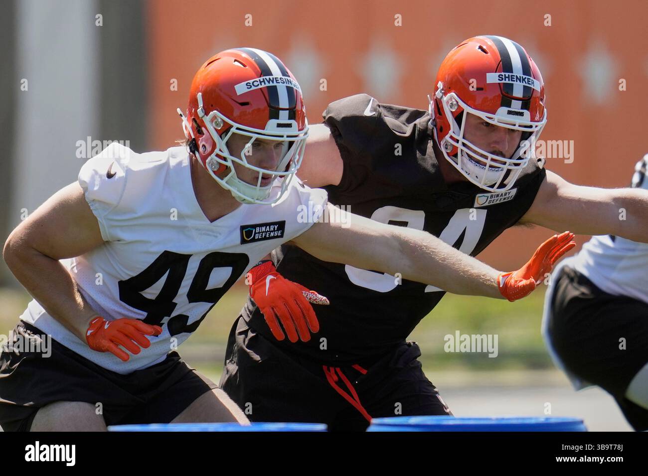 Cleveland Browns linebacker Carson Schwesinger (49) participates in a ...