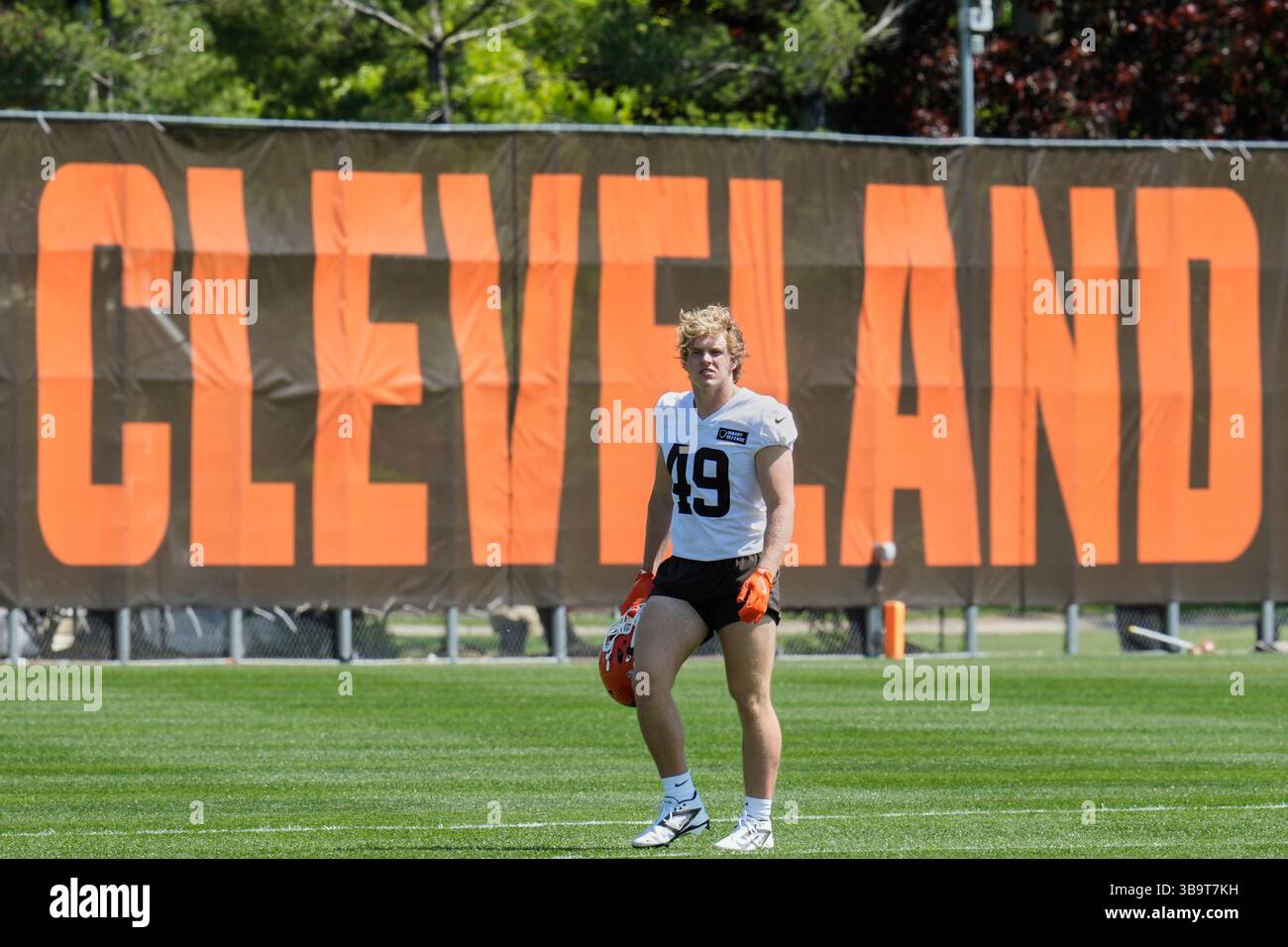 Cleveland Browns linebacker Carson Schwesinger (49) walks off the field ...
