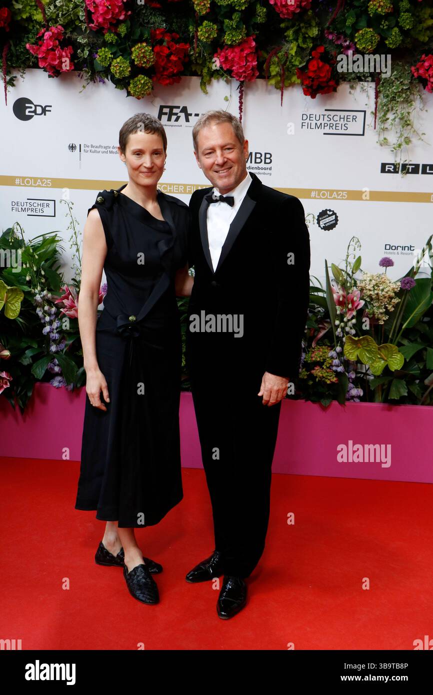 bei der Ankunft zur Verleihung des Deutschen Filmpreises im Berlinale ...