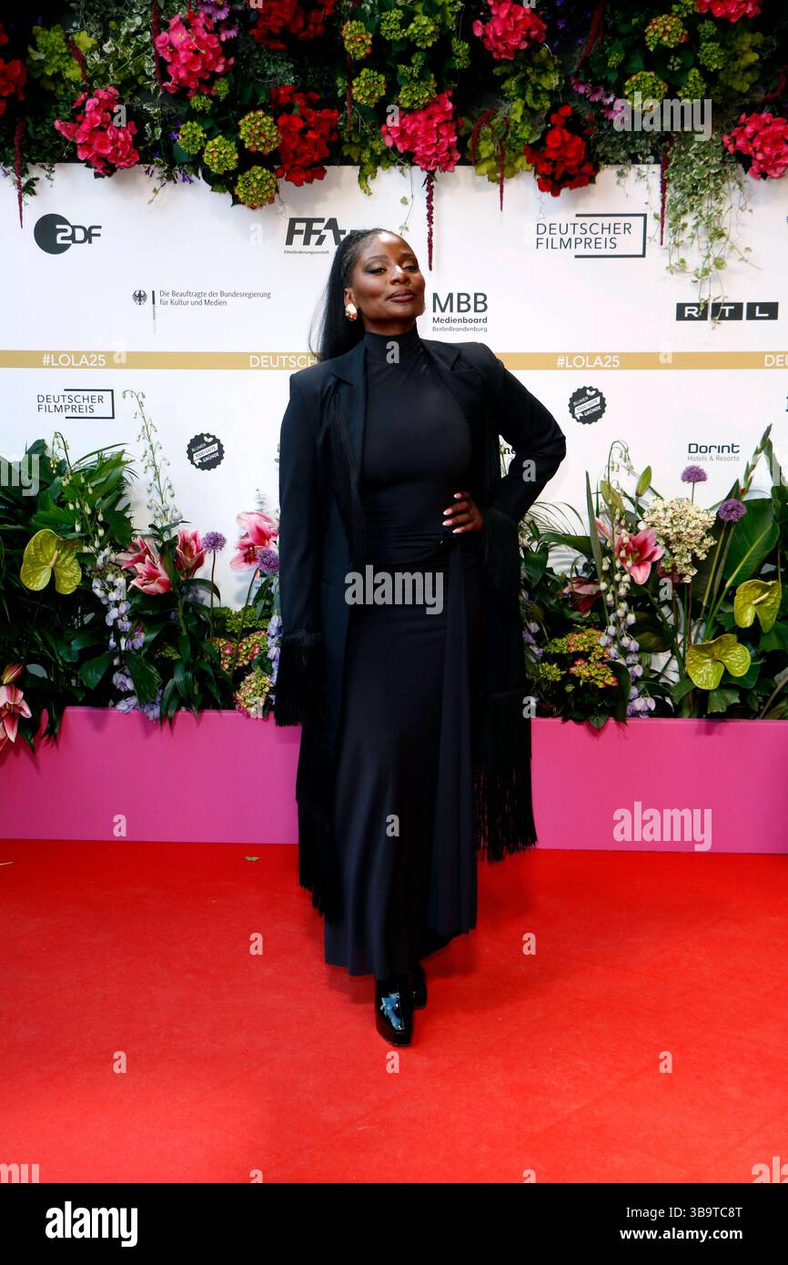 Nikeata Thompson bei der Ankunft zur Verleihung des Deutschen ...