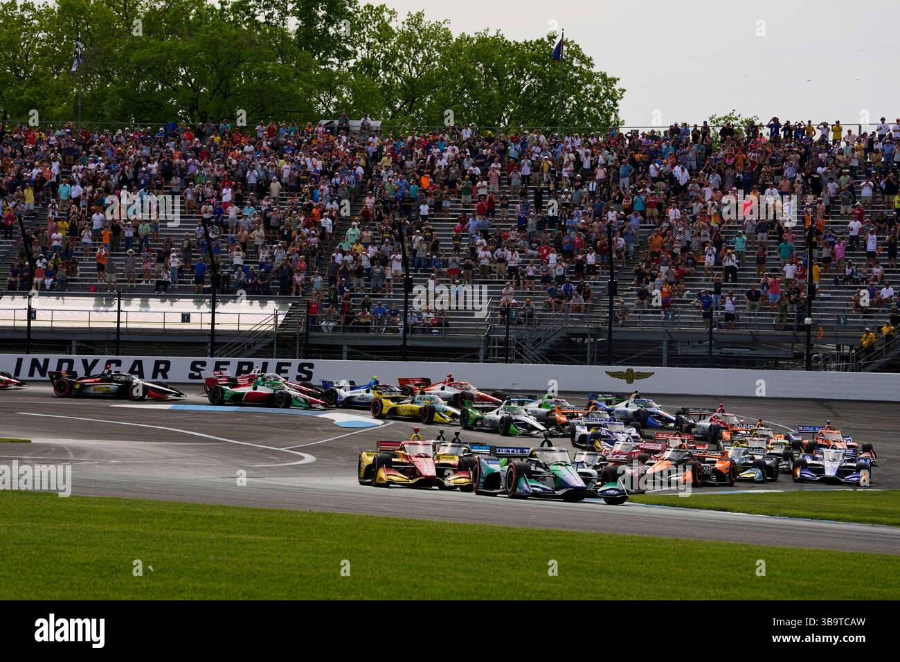 Graham Rahal leads the field on the start of the IndyCar Grand Prix ...