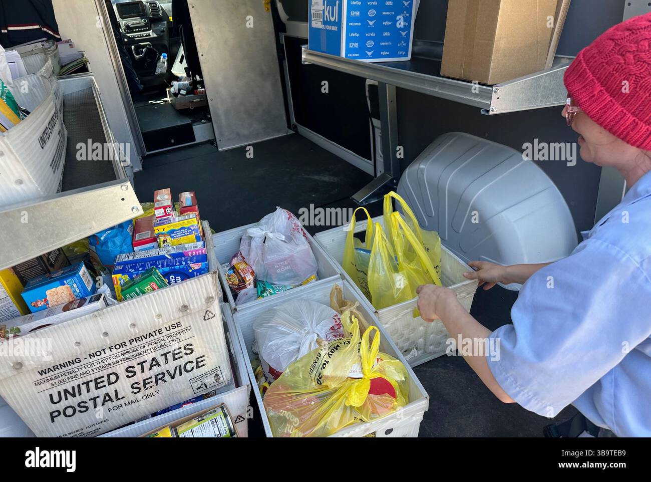 Racine, Wisconsin, USA. 10th May, 2025. ELISHA PASCOE picks up food ...
