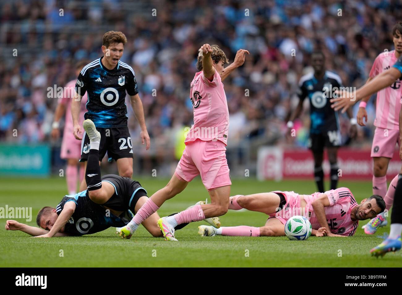 Minnesota United midfielder Robin Lod (17), left, Inter Miami ...