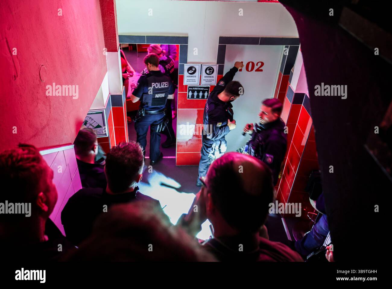 Duisburg, Germany. 10th May, 2025. Police officers check a large ...