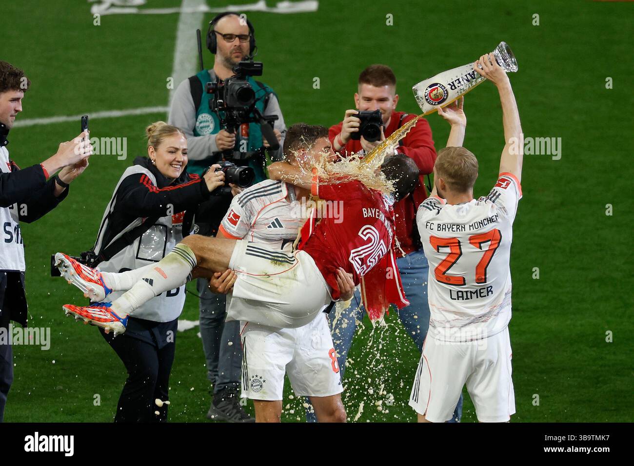 Bierdusche f?r Thomas Mueller (FC Bayern Muenchen, 25) der von Leon Goretzka (FC Bayern Muenchen ...