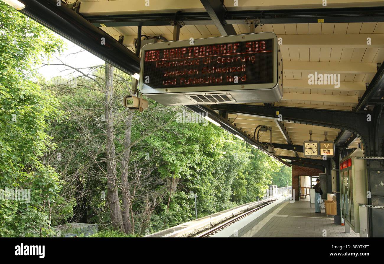 Auf einem Zugzielanzeiger im U-Bahnhof Saarlandstraße werden ...