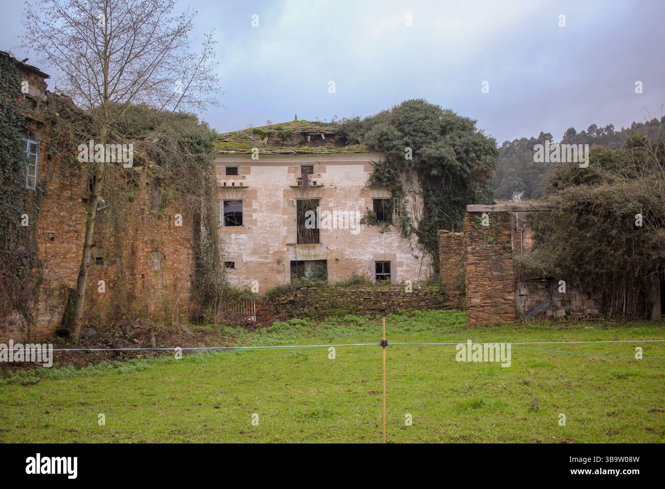An abandoned home with crumbling stone walls Stock Photo - Alamy