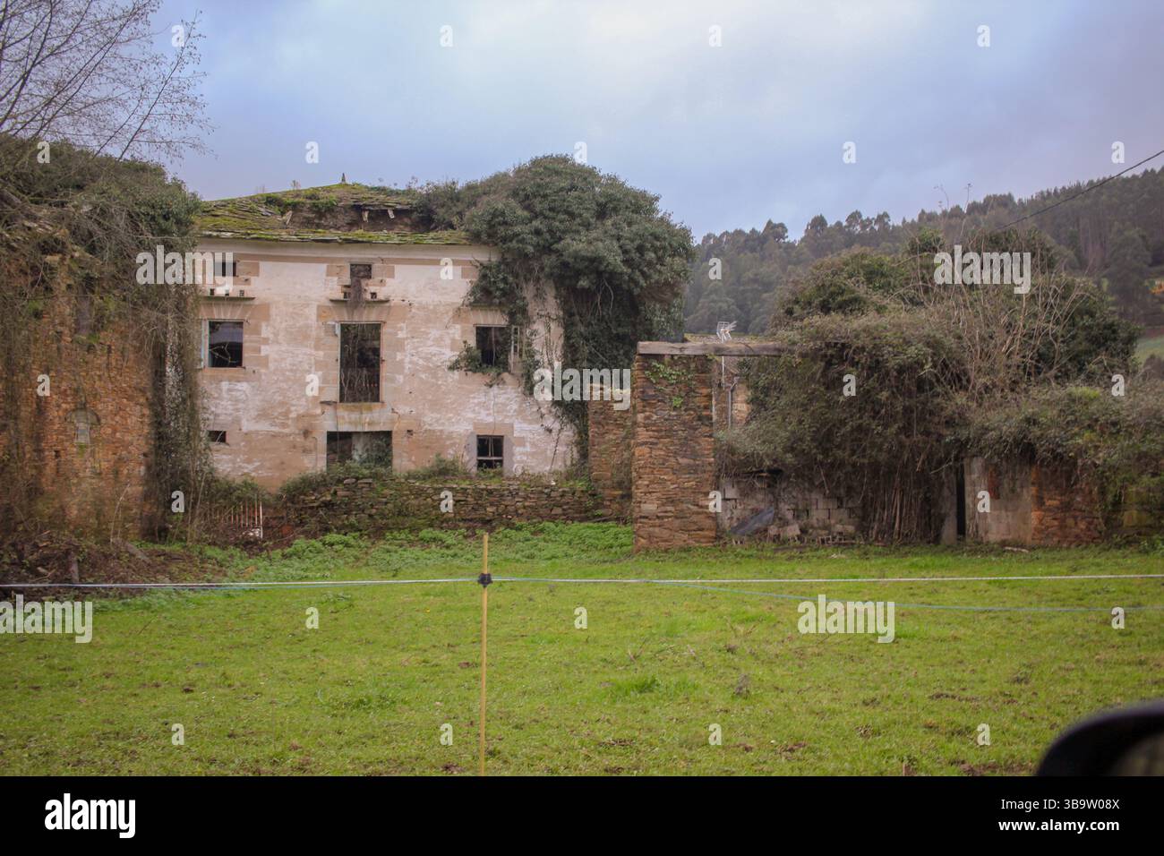 An eerie house with shattered windows and decay Stock Photo - Alamy