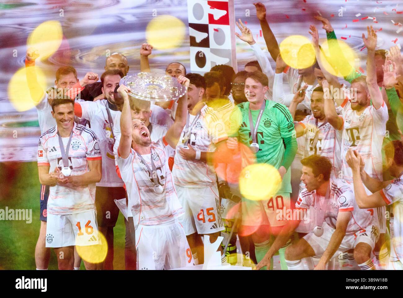 Harry Kane, FCB 9 with trophy at the winner ceremony with trophy after ...