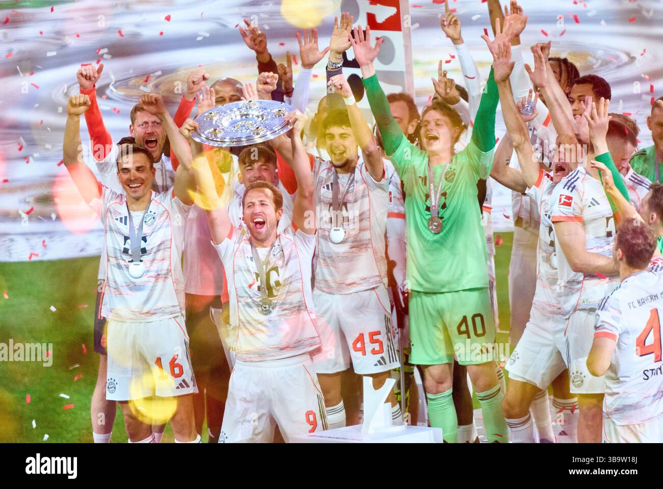Harry Kane, FCB 9 with trophy at the winner ceremony with trophy after ...