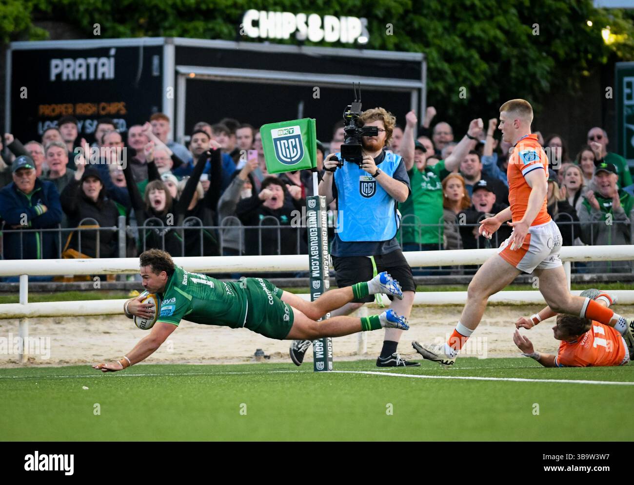 Galway, Ireland. 10th May, 2025. Connacht's Shayne Bolton scores a try ...
