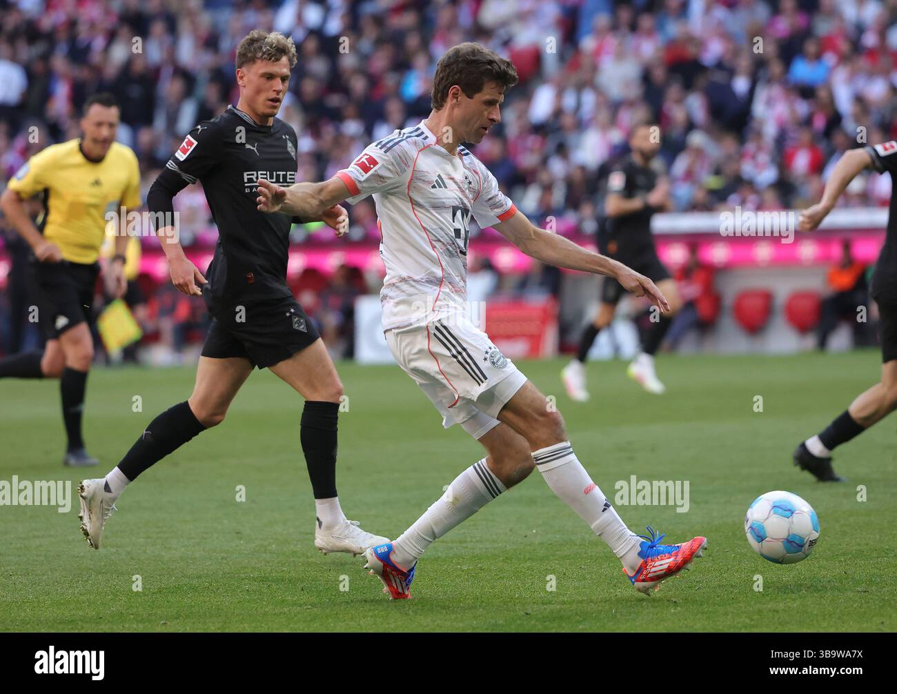 Munich, Germany. 10th May, 2025. Bayern Munich's Thomas Mueller (R ...