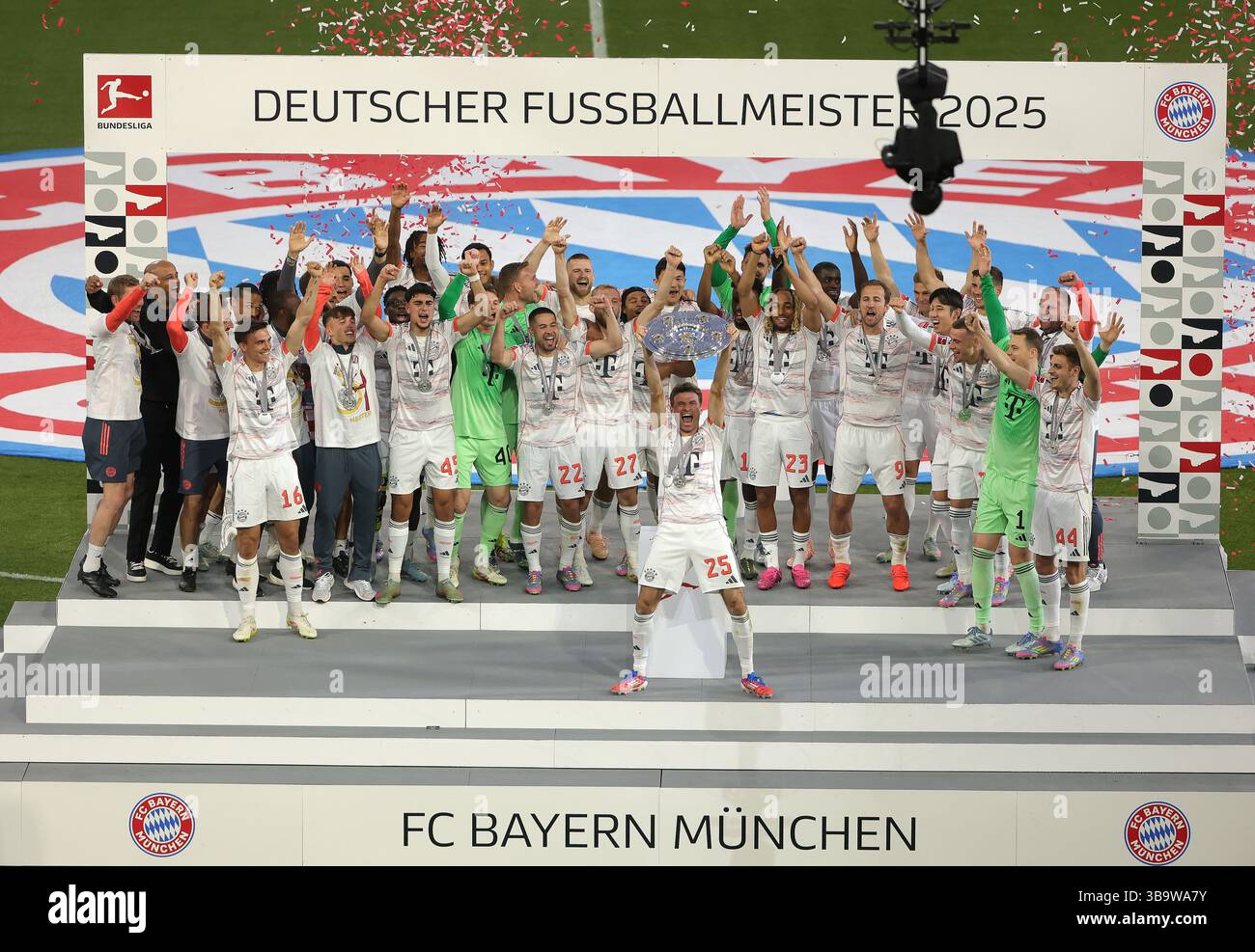 Thomas mueller trophy hi-res stock photography and images - Alamy