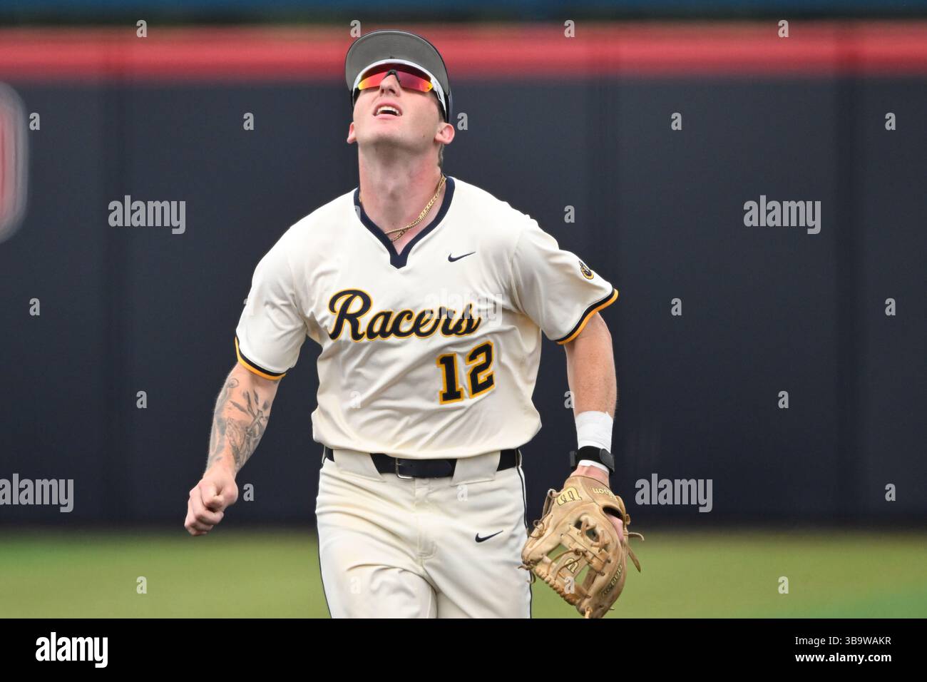 Murray State's Dom Decker (12) watches a pop up by Belmont during an ...