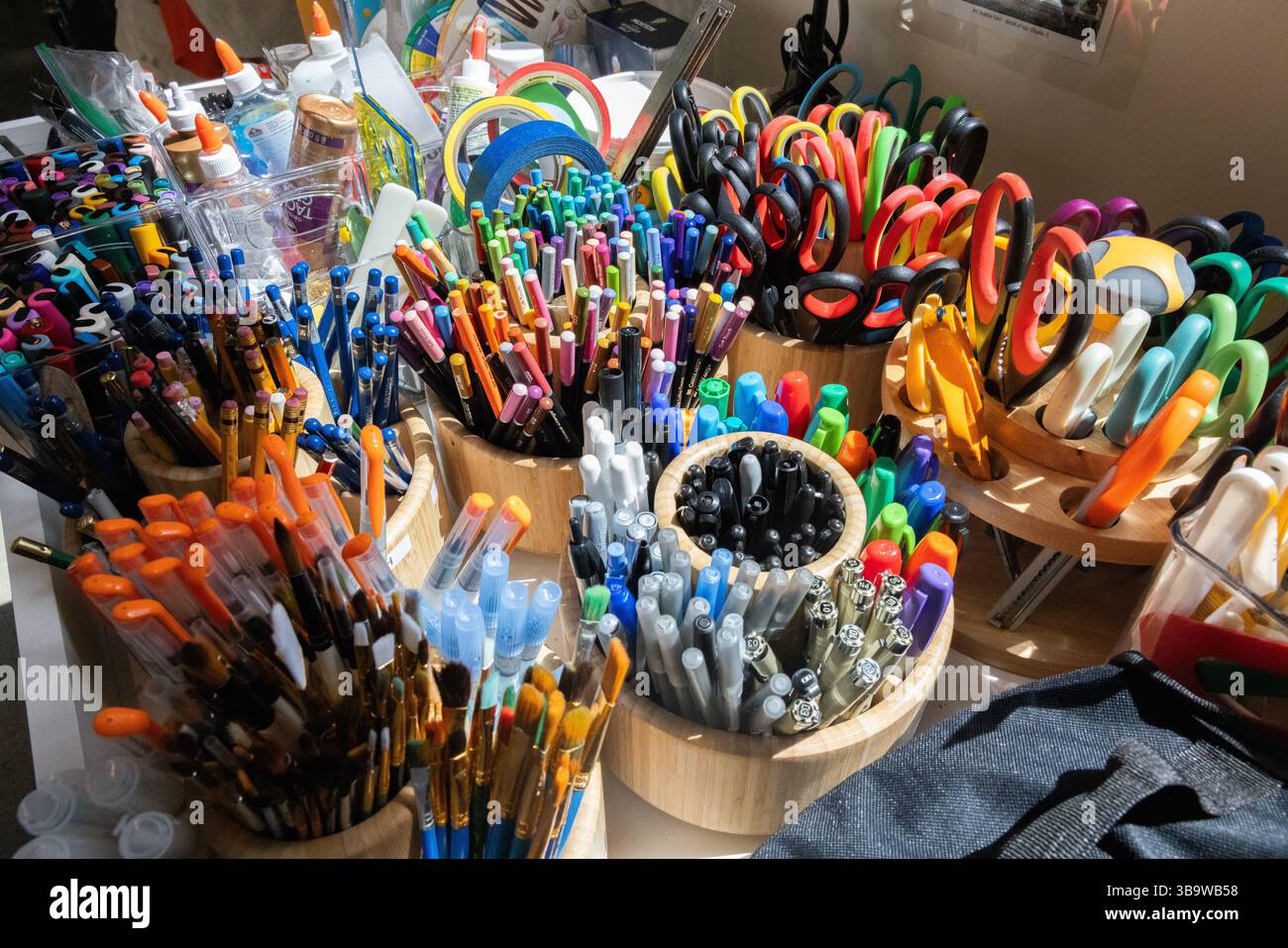 Art supplies table hi-res stock photography and images - Alamy