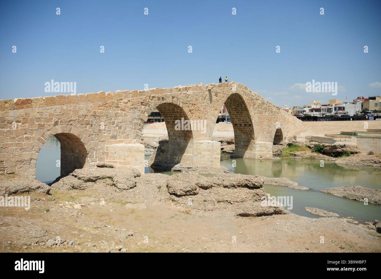 (250511) -- DOHUK, May 11, 2025 (Xinhua) -- People walk on the ancient ...