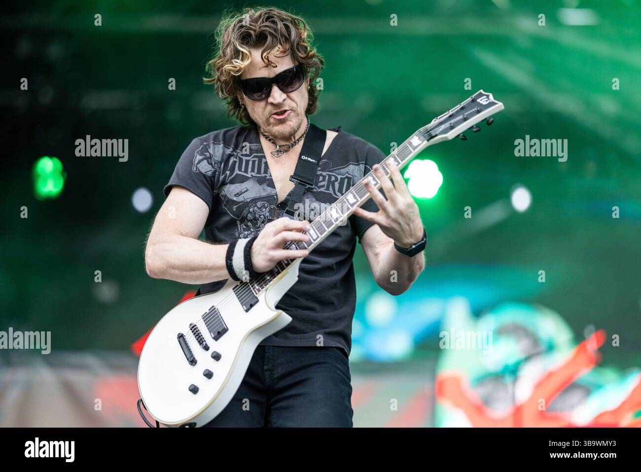 Les Hall of Crossfade performs during Sonic Temple Art and Music ...