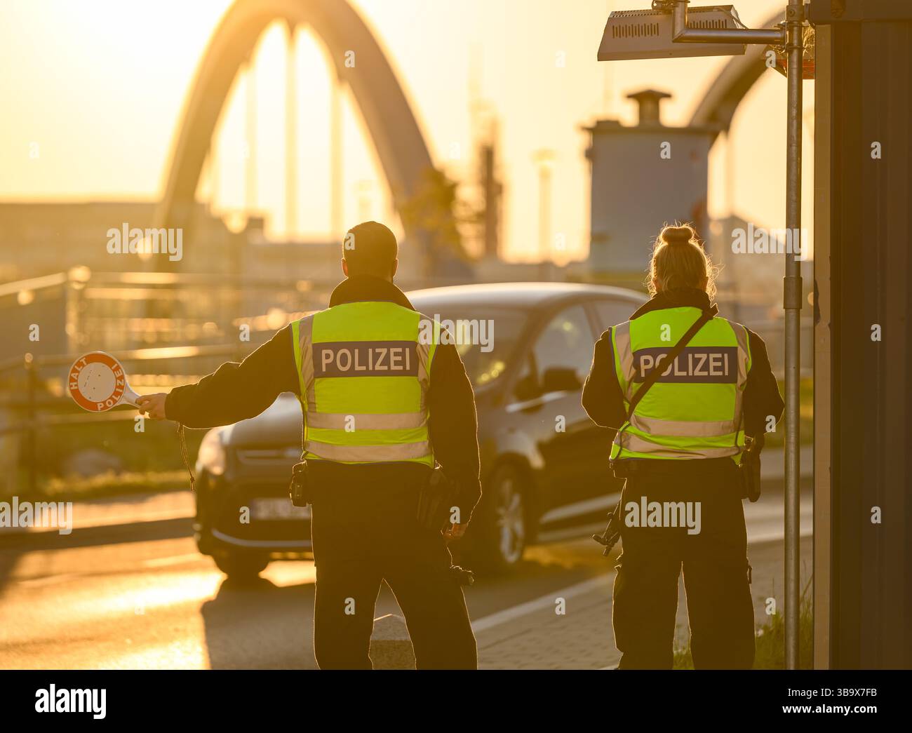 11 May 2025, Brandenburg, Frankfurt (Oder): Federal police officers ...