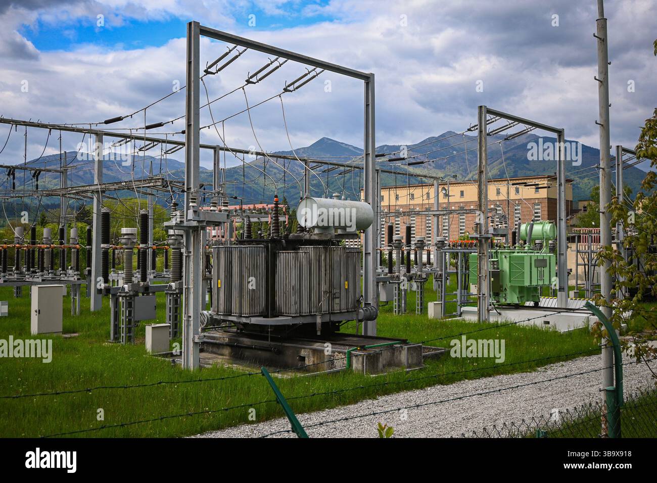 Electrical substation distributing electricity hi-res stock photography ...