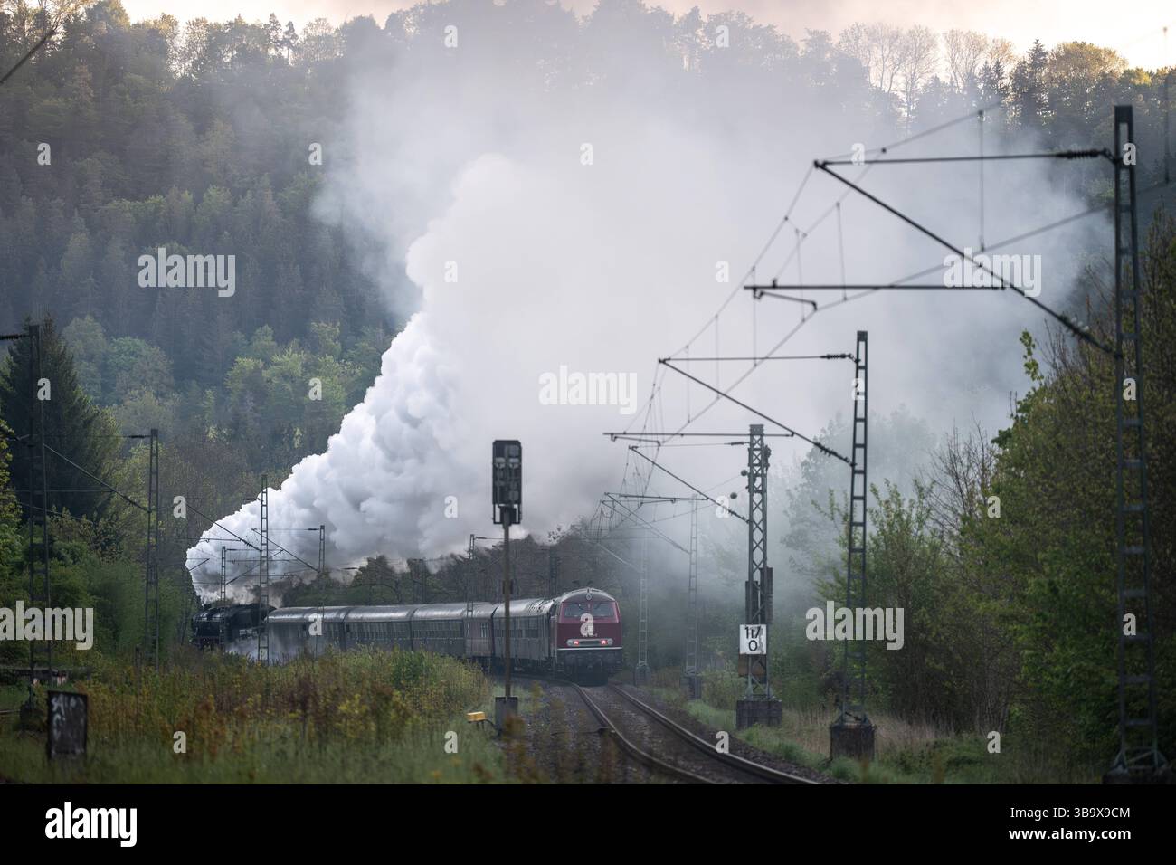 Die Dampflokomotive 52 7596 der Eisenbahnfreunde Zollernbahn e.V. fährt ...