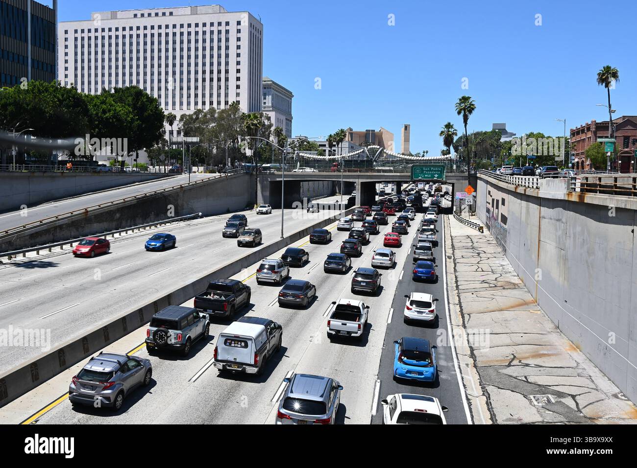 LOS ANGELES, CALIFORNIA - 9 MAY 2025: Traffic on the Northbound side of ...